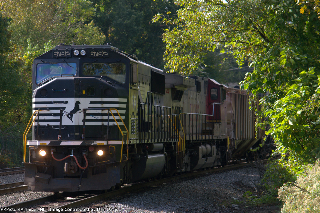 NS SD60M 6792 on a tied down 65W